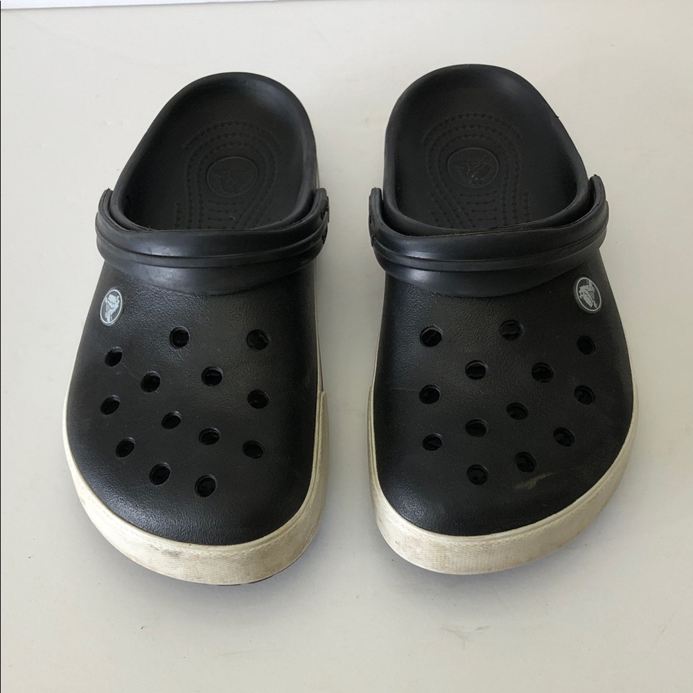 Crocs Classic Black And White Clogs - Gem